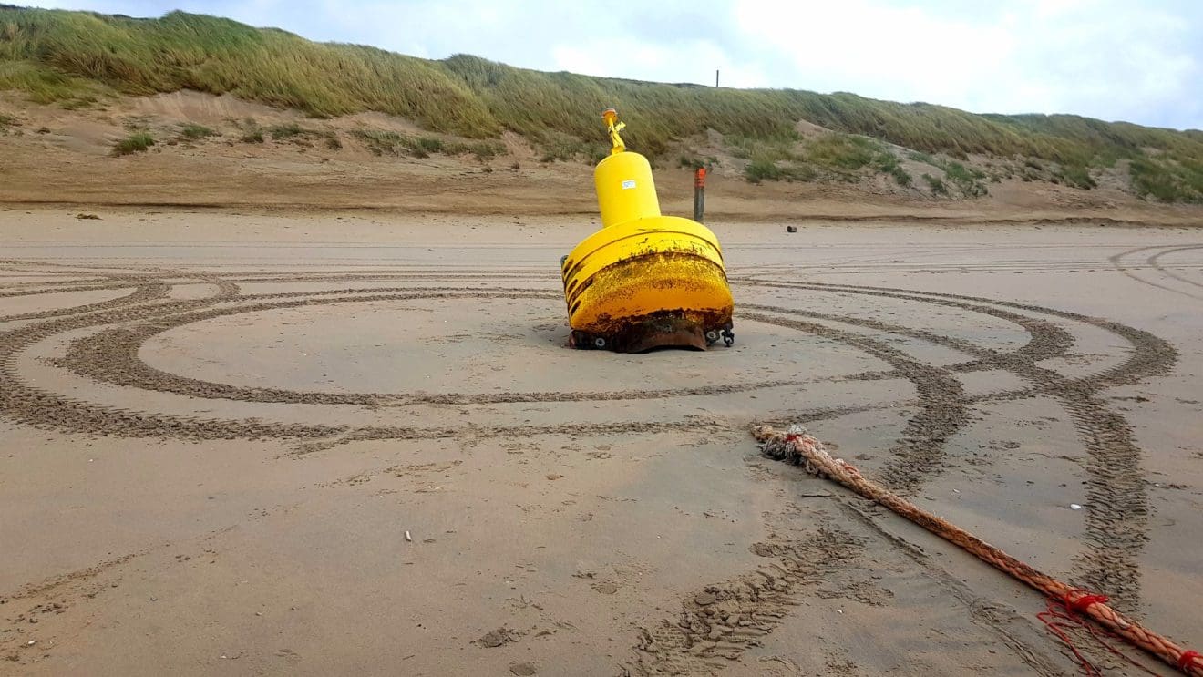 Boei aangespoeld op strand van Noordwijk - Bollenstreek Omroep