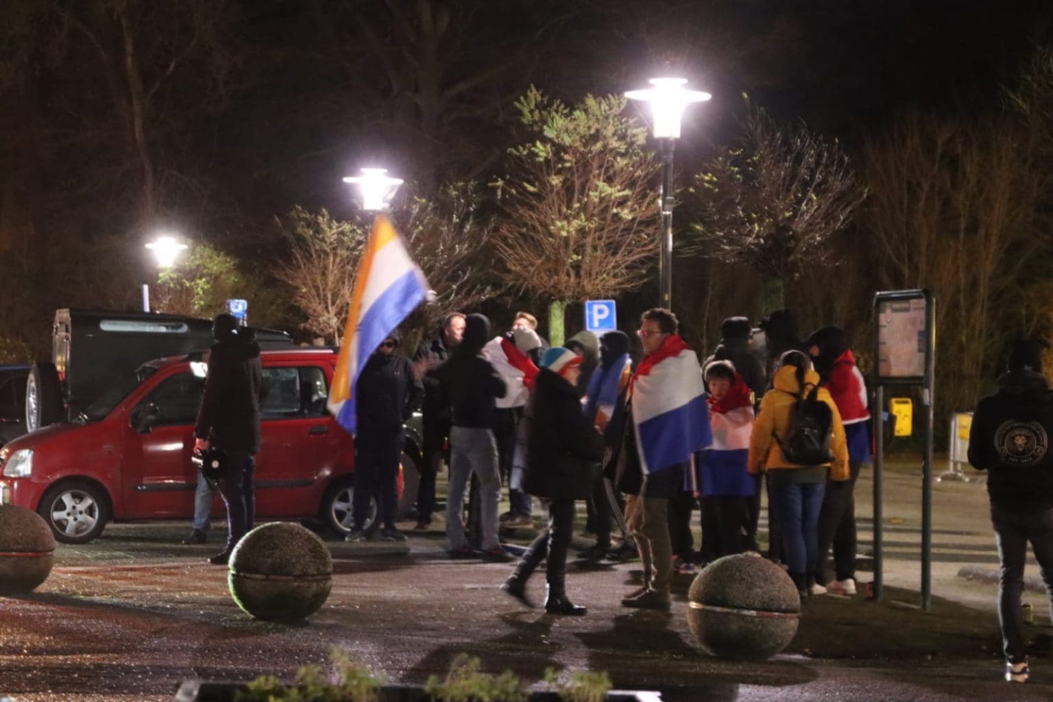Protest bij politieke bespreking over AZC in Lisse - Bollenstreek Omroep