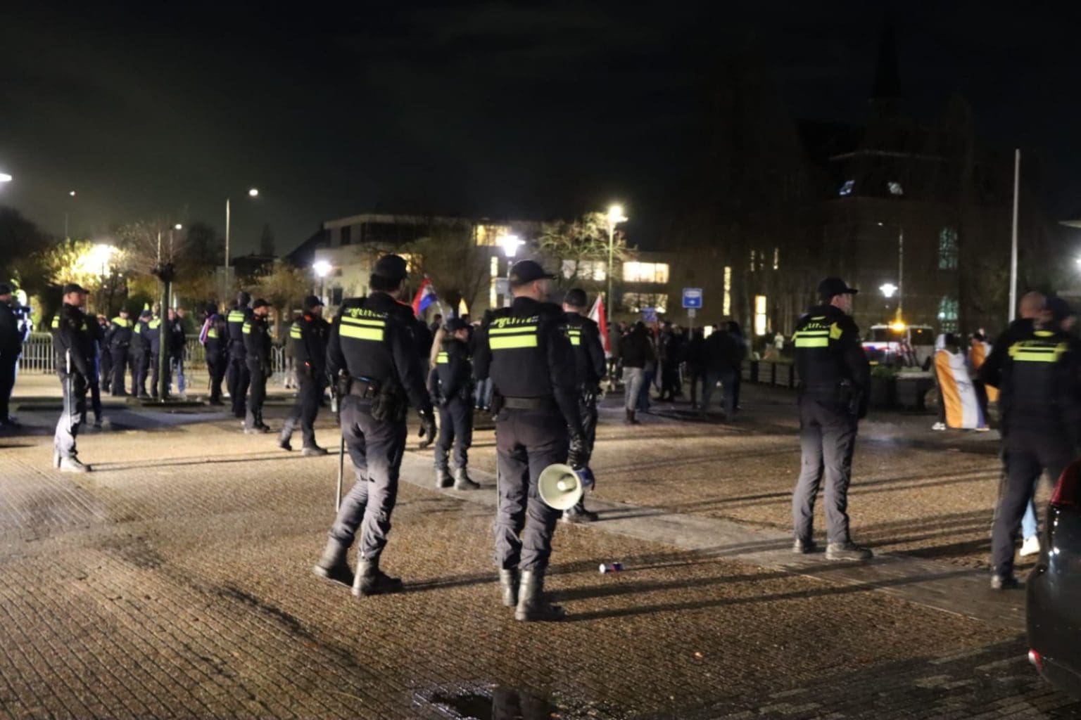 Protest bij politieke bespreking over AZC in Lisse - Bollenstreek Omroep