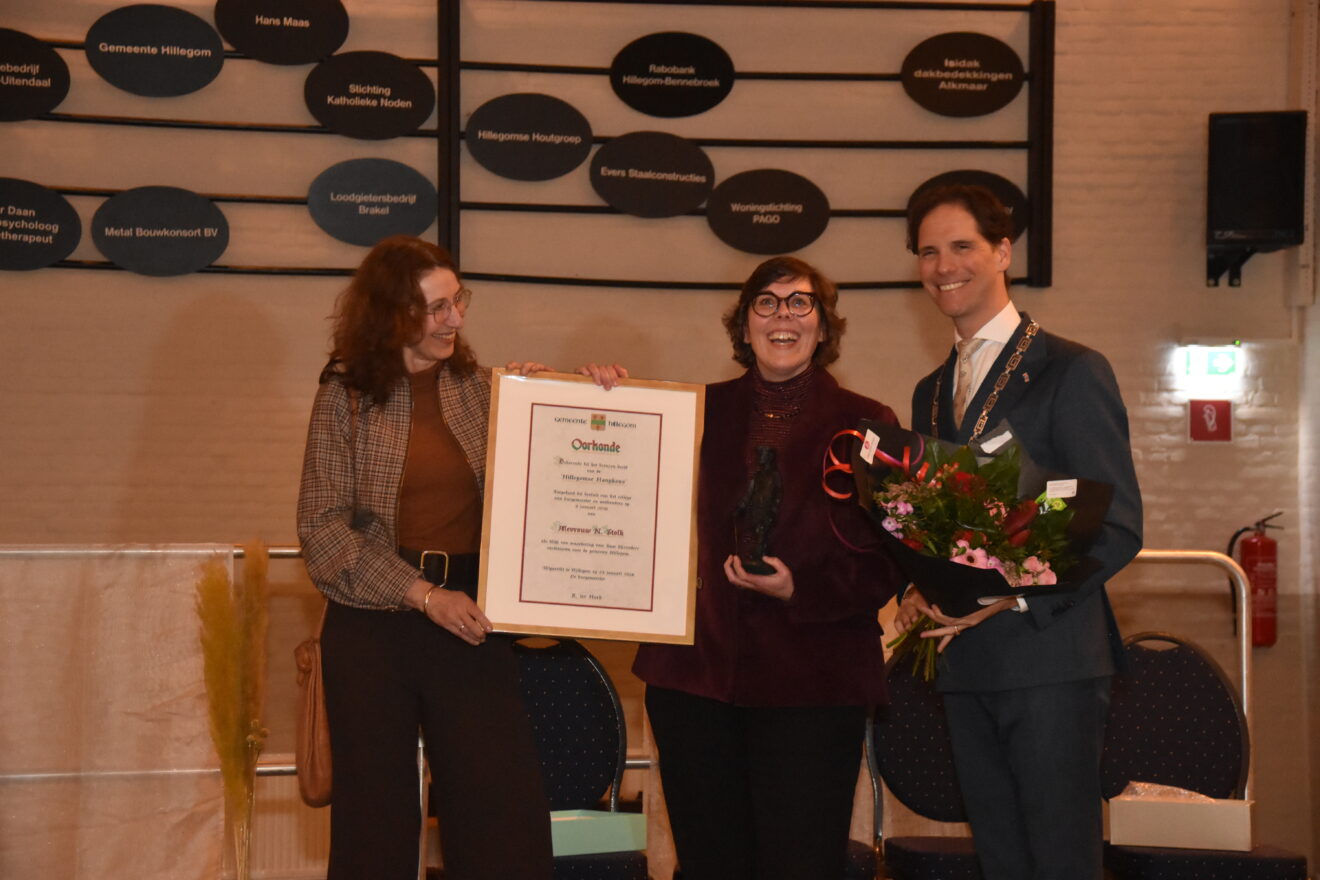 Muziekschool-directeur Nadine Stolk krijgt Hillegomse Hangkous tijdens ...