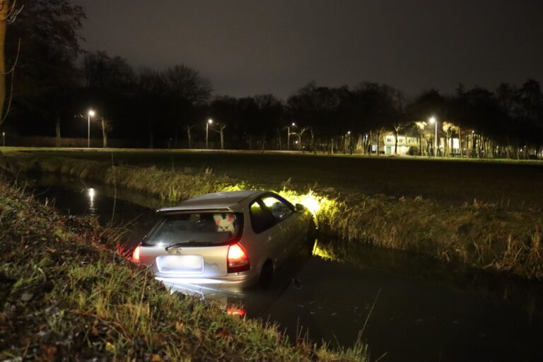Auto vliegt uit de bocht en raakt te water in Lisse - Bollenstreek Omroep